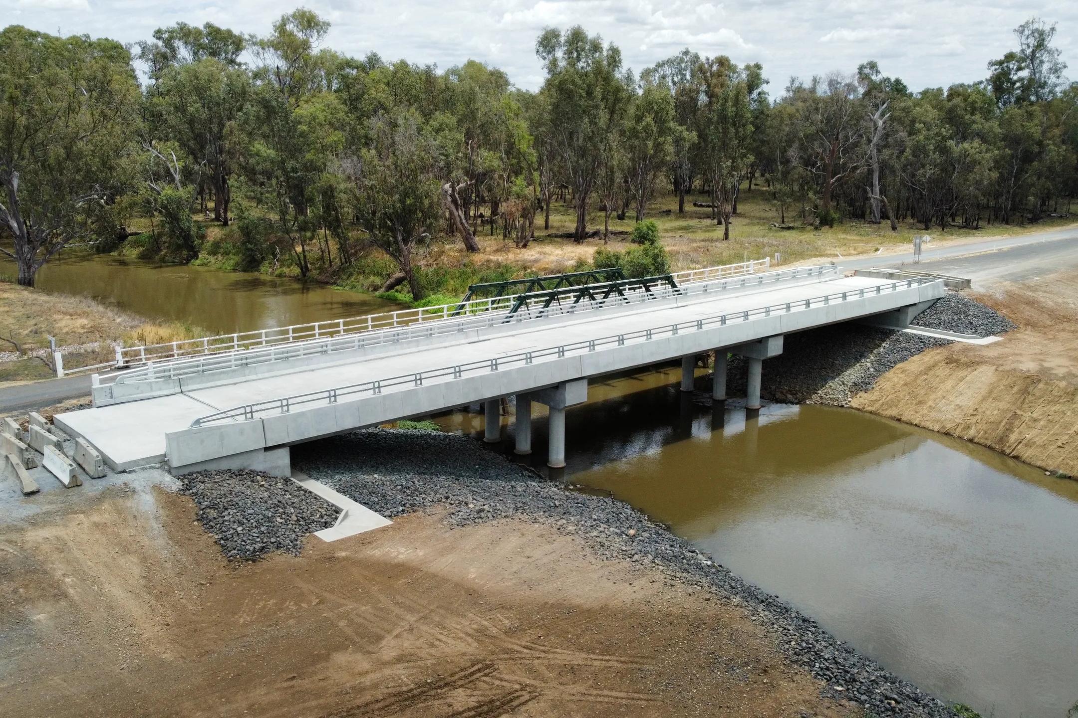 Final earthworks, approaches to Warroo Bridge